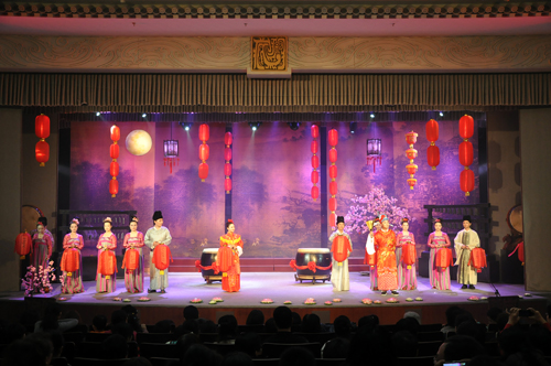 The Unique Concerts Reproduce Traditional Lantern Festival