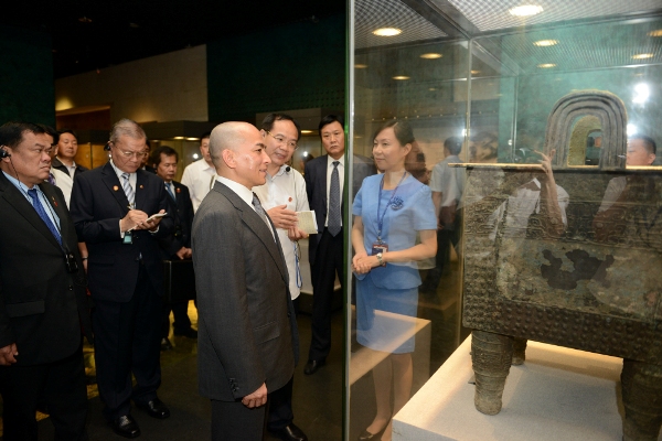 The King of Cambodia Kingdom Visit Henan Museum