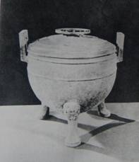 Covered Bronze Ding with Coiled Serpent Design