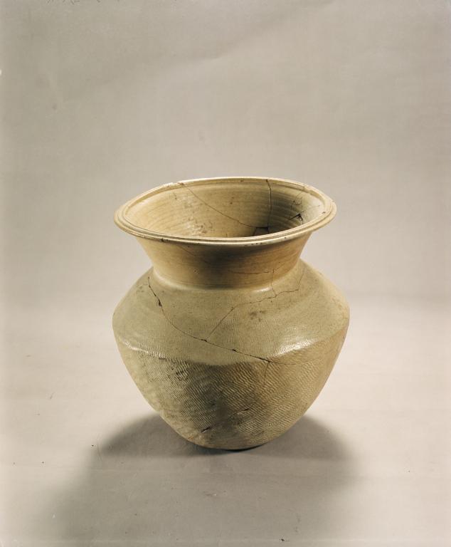Proto-porcelain zun(wine vessel)