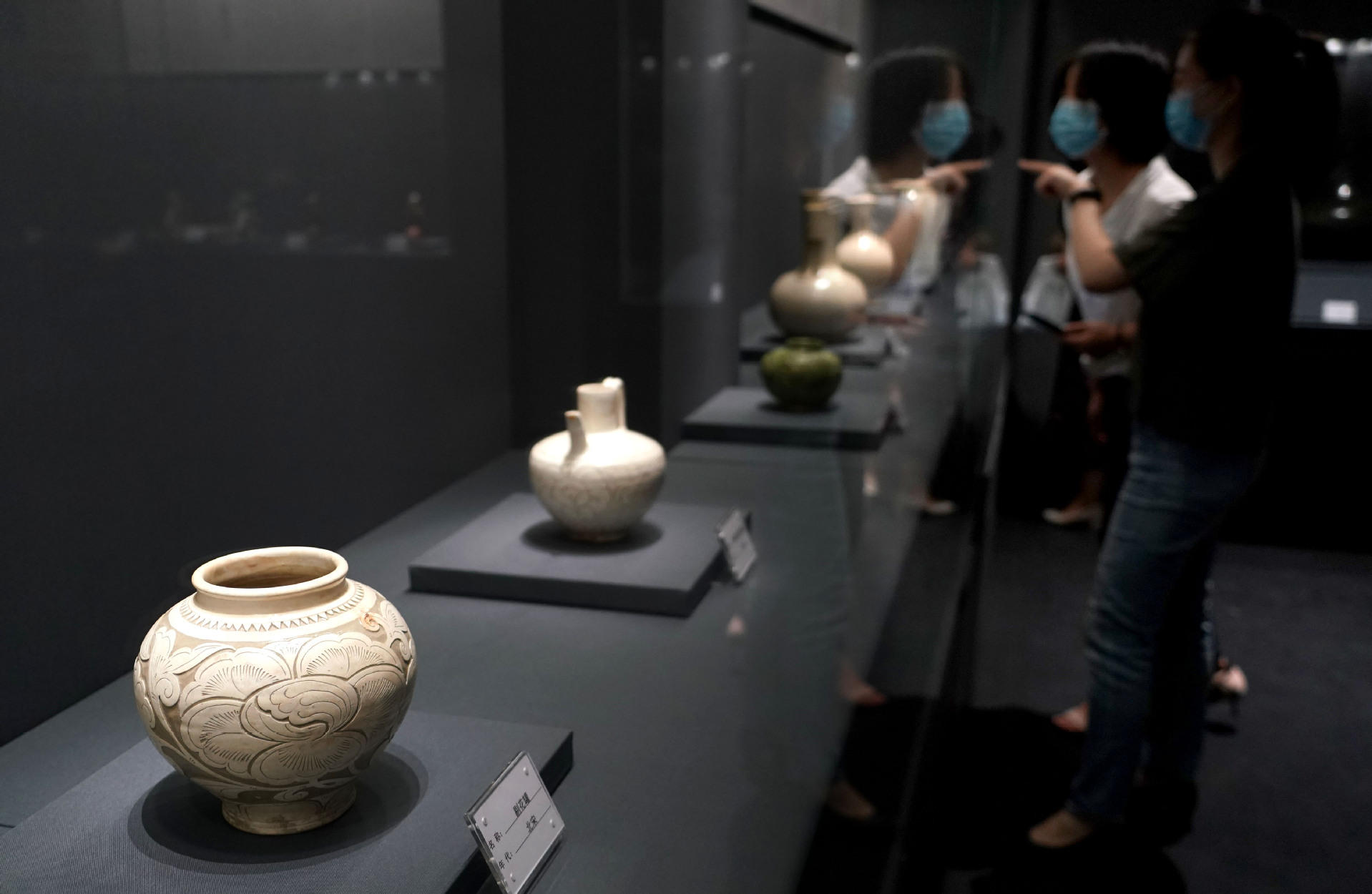 Ceramics exhibition holds in Zhengzhou
