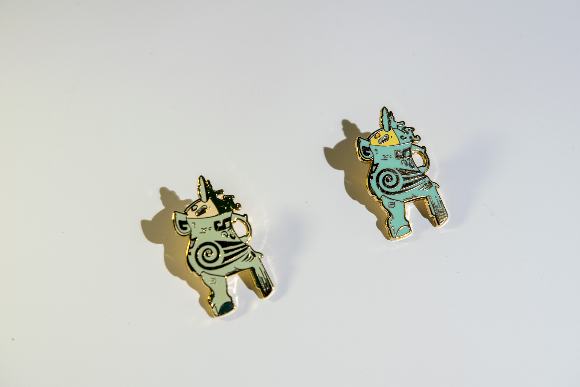 Metal badge with the image of bronze owl-shaped Zun with inscriptions ...