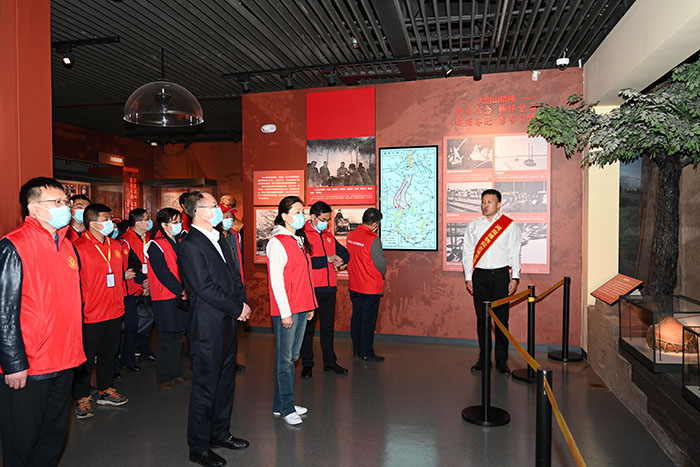 Sing the song of lei Feng to promote the spirit of volunteerism